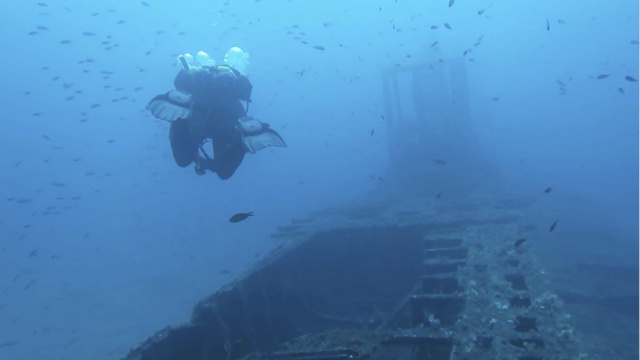 Full HD video | Deep diving on a WWII submarine wreck